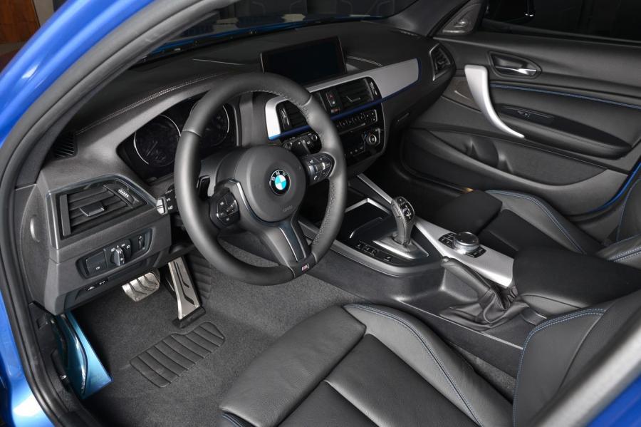 Интерьер BMW M140i 5-Door in Estoril Blue by Abu Dhabi Motors 2018 года ...