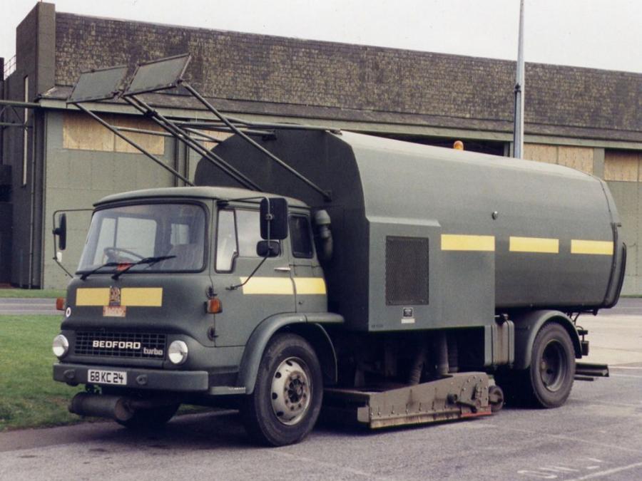 Bedford TK 4x2 Lacre Runway Sweeper 1976 года выпуска. Фото 1. VERcity