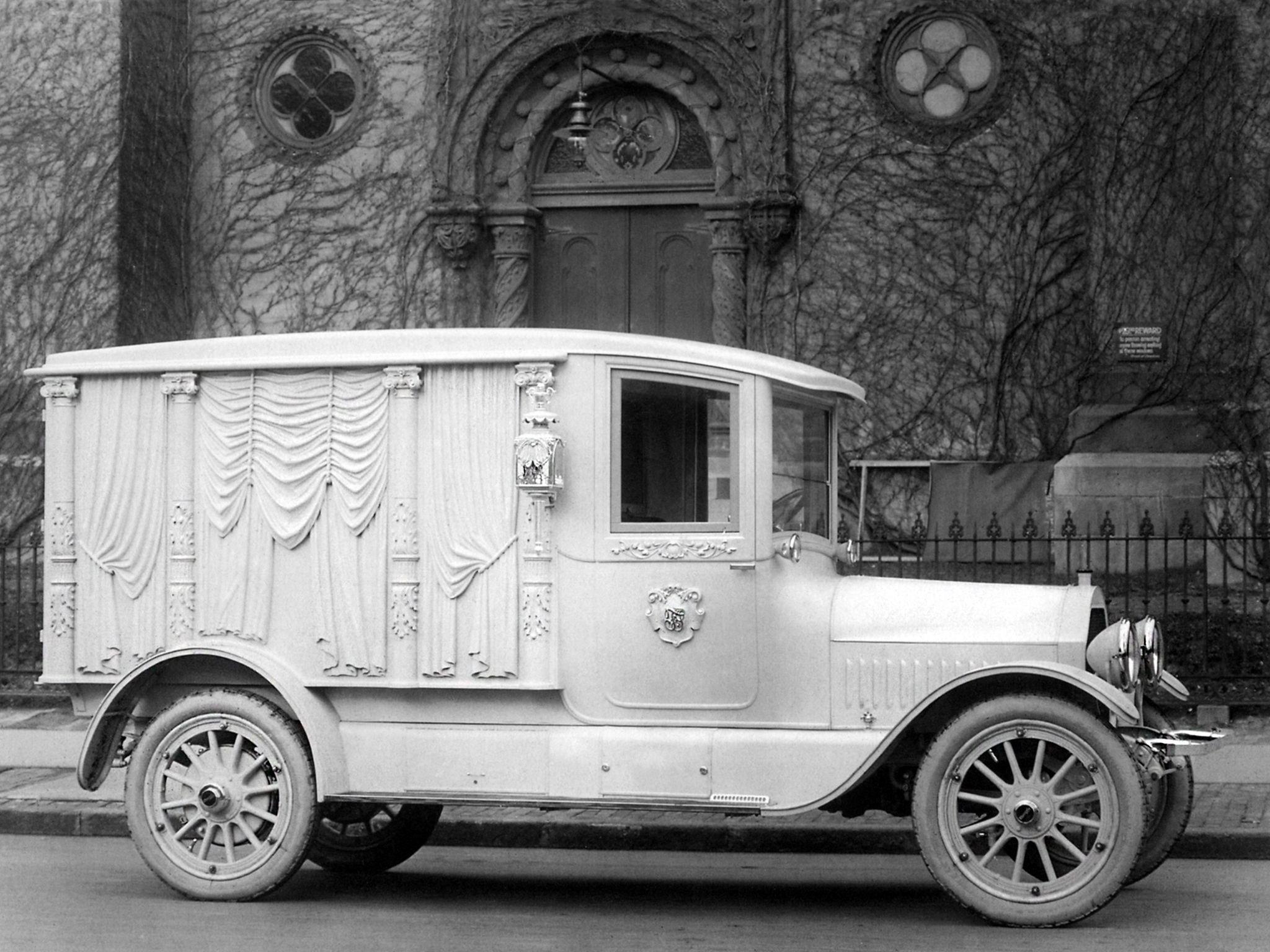 Cunningham Carved-Panel Hearse 1914 года выпуска. Фото 1. VERcity