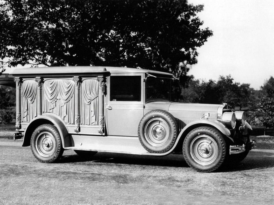 Cunningham Carved-Panel Hearse 1928 года выпуска. Фото 1. VERcity