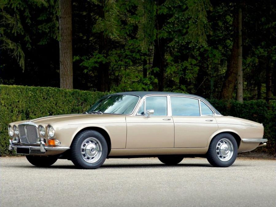 Daimler Double Six 1972 года выпуска. Фото 1. VERcity