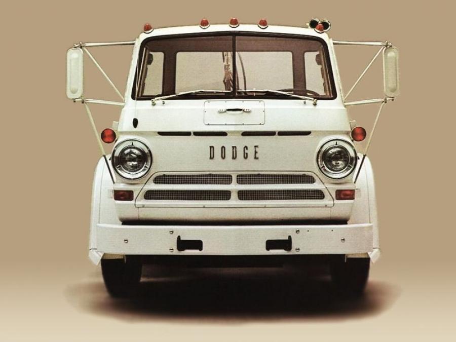 Dodge L700 Tractor 1966 года выпуска. Фото 1. VERcity