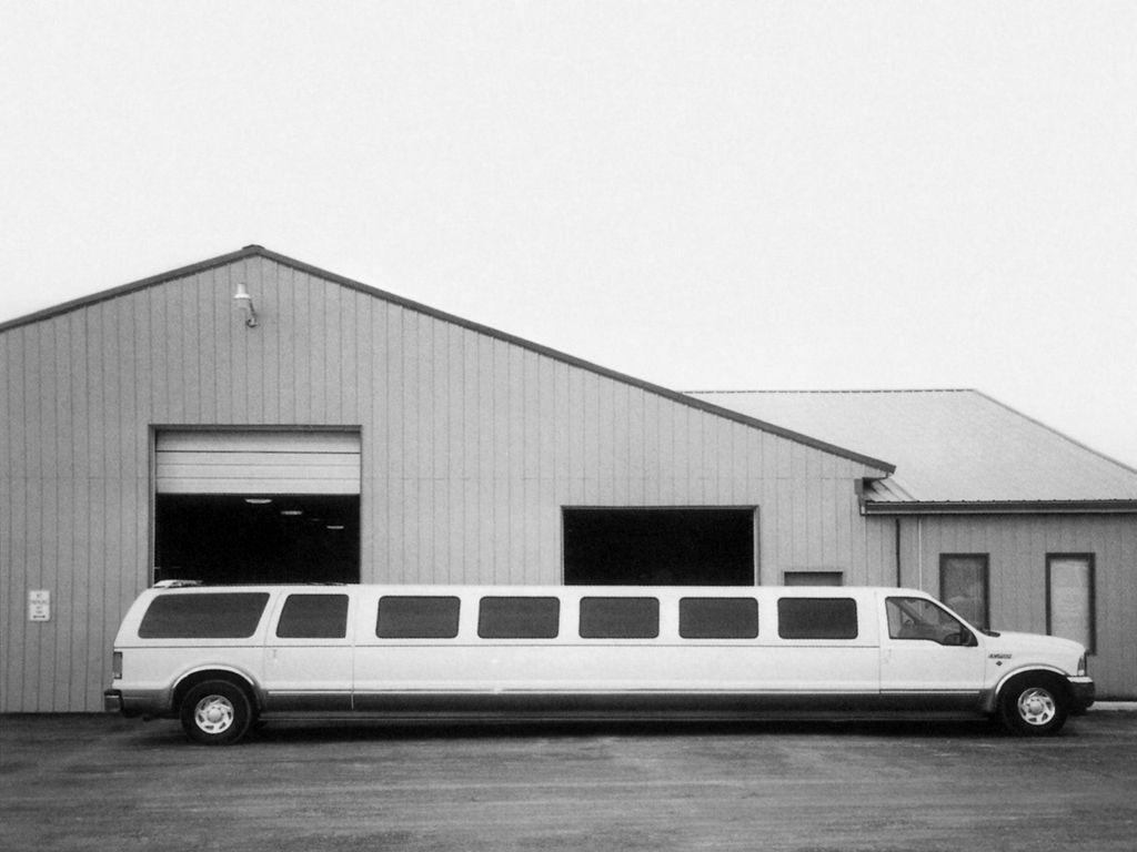 Ford Excursion Limousine by Three-D Custom Coachworks 2000 года выпуска ...
