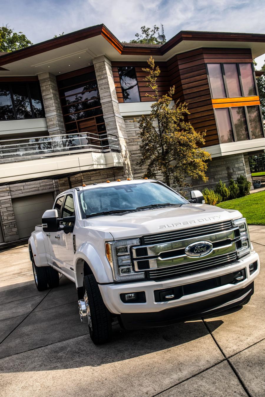 Ford F-450 Limited Super Duty 2017 года выпуска. Фото 1. VERcity