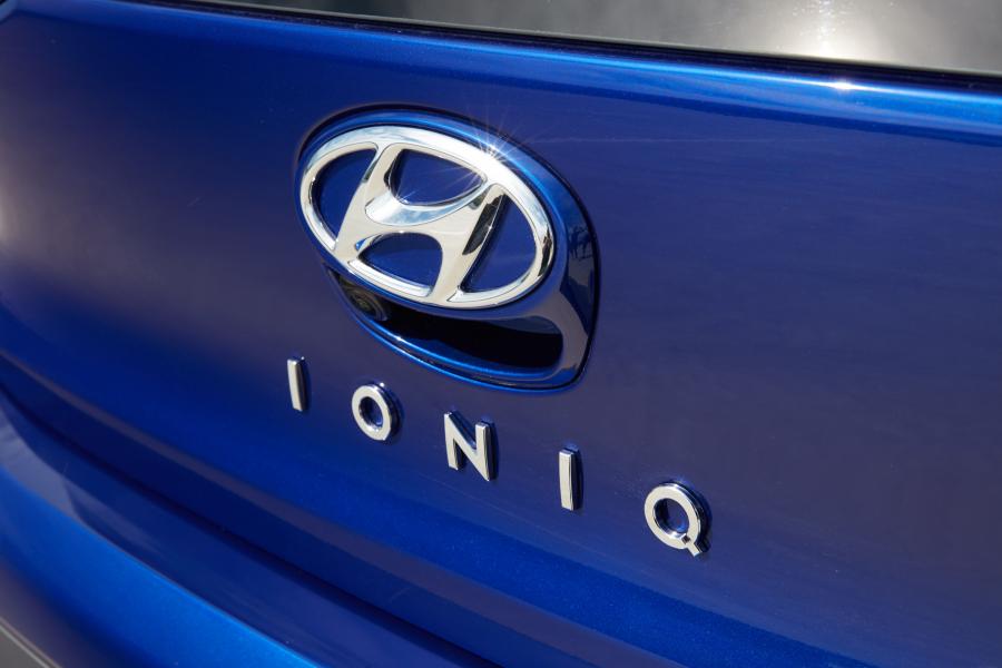 Логотип Hyundai IONIQ electric в кузове AE 2019 года выпуска для рынка ...