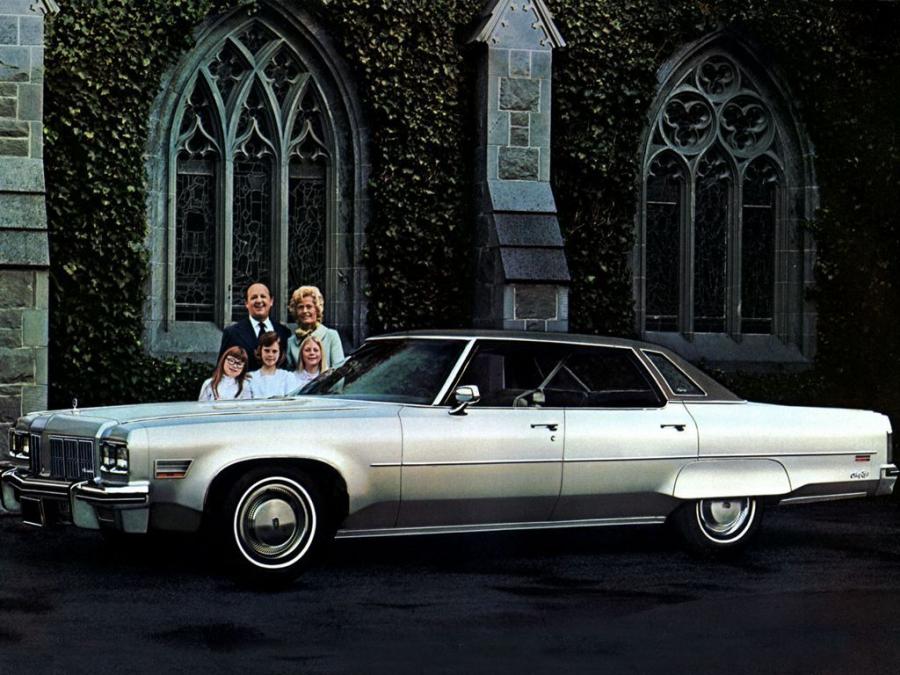 Oldsmobile 98 Regency Hardtop Sedan 1975 года выпуска. Фото 1. VERcity