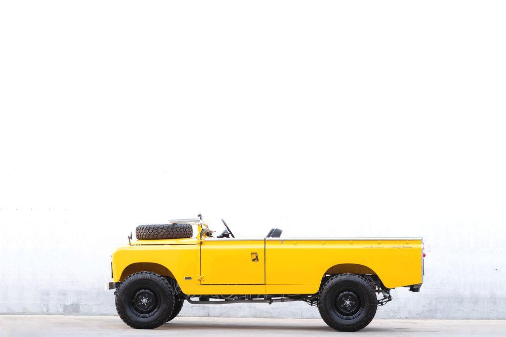 Старинный Land Rover прекрасно подходит для транспортировки байков