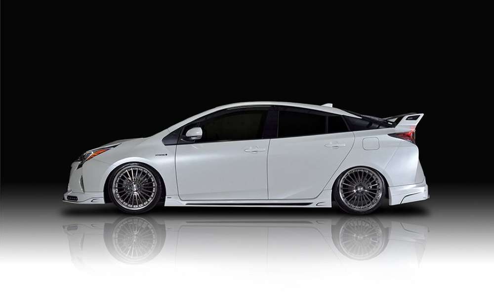 Ателье Rowen представило новый тюнинг для Toyota Prius в стиле гонок GT3