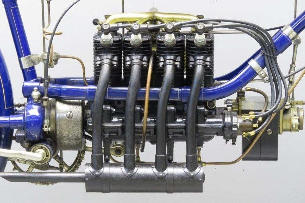 Старинный мотоцикл FN Four