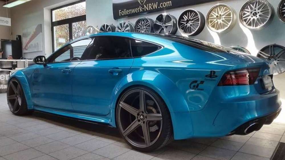 Спорткар Audi RS7 Sportback в цвете Atlantis Blue и широком боди-ките ...